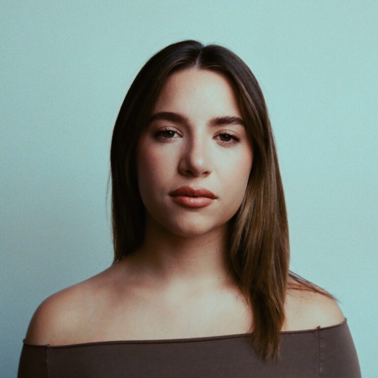 KENZIE veröffentlicht ihr neues Album „biting my tongue“